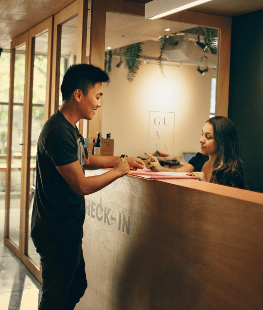 Instant Guest Communication | Moeiteloos gastvrijheid verbeteren | Runnr.ai